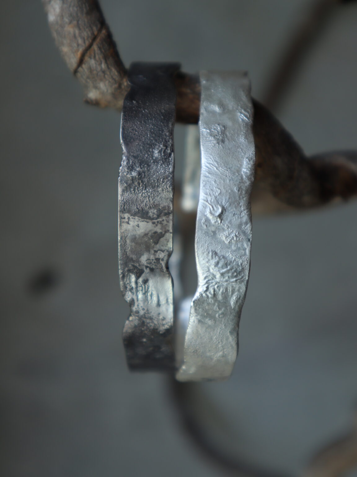 “受注制作” Bark Bangle M White Birch −Rusty Black & Mat White− | mienisi